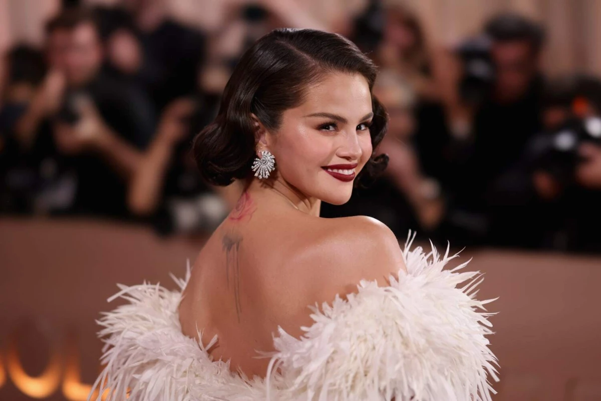 Saznali smo sve detalje o Chanel haljini Selene Gomez | ELLE