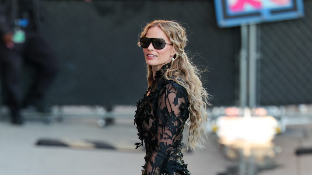 Look dana: Margot Robbie i gothic McQueen
